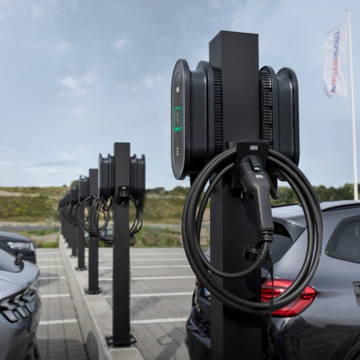 eConnect™ docking • Tidy and safe cable storage • DEFA